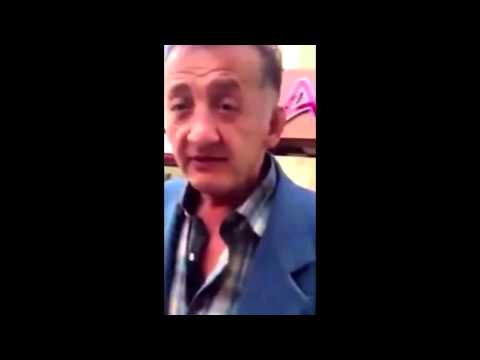 Ağzıyla klarnet calan adam