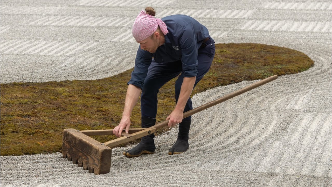 Ichimatsu (Checkered) Pattern Raking at Portland Japanese Garden - YouTube