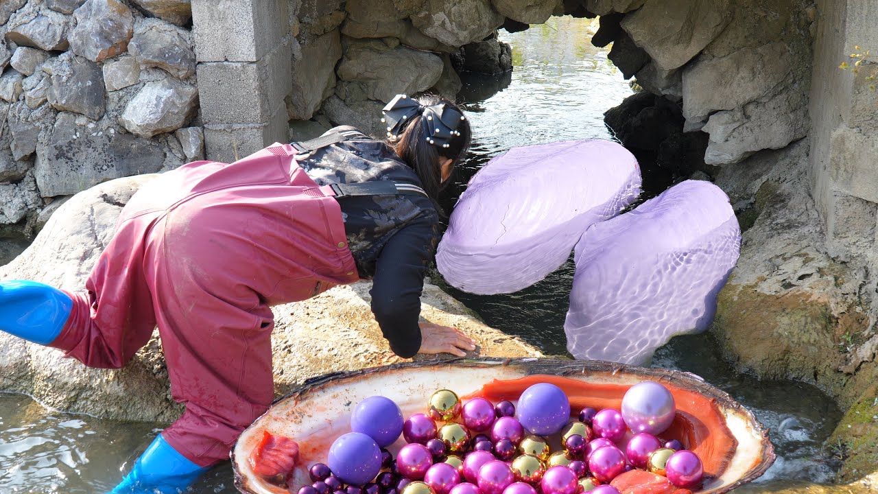 🔥🔥 The girl untied the pink clam, and the charming pearl captivated her ...