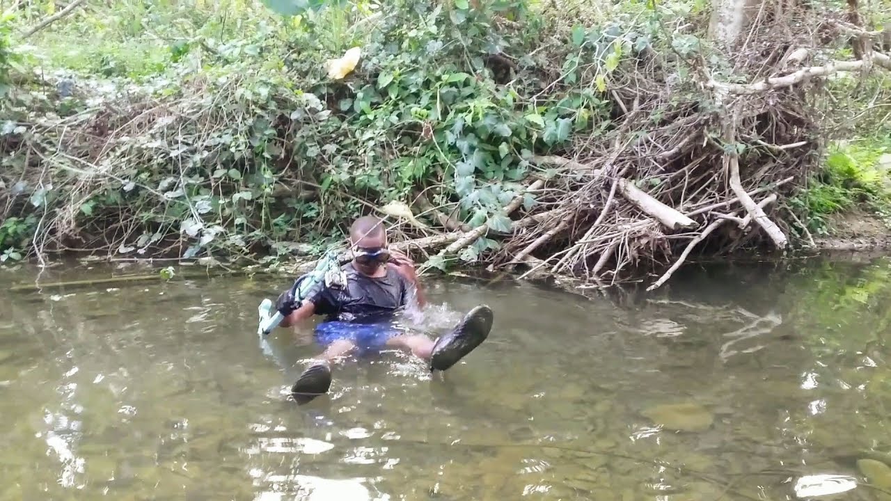 AQUI DE PESCA CON ARPON EN UN ARROYO ( HERE FISHING WITH A ARPOON IN A ...