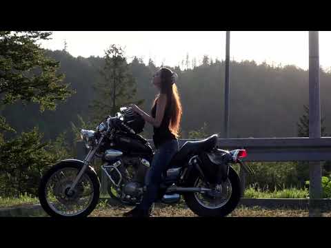 Kobieta na motocyklu, marzenia i spełnienia by jechać na pełnym baku.
