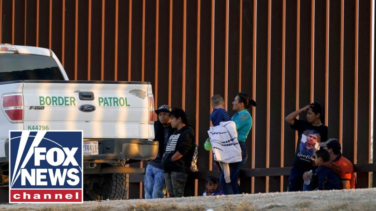 Fox News details scene at US border as crisis worsens - YouTube