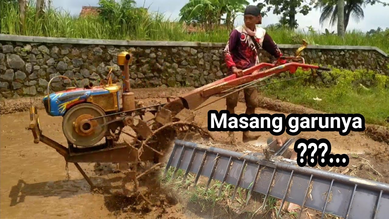 Memakai garu terbalik. Traktor sawah meratakan tanah. - YouTube