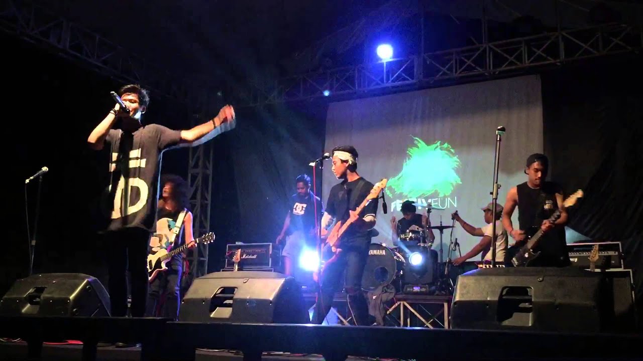 Ringgo Five - Bento (Iwan Fals) - YouTube