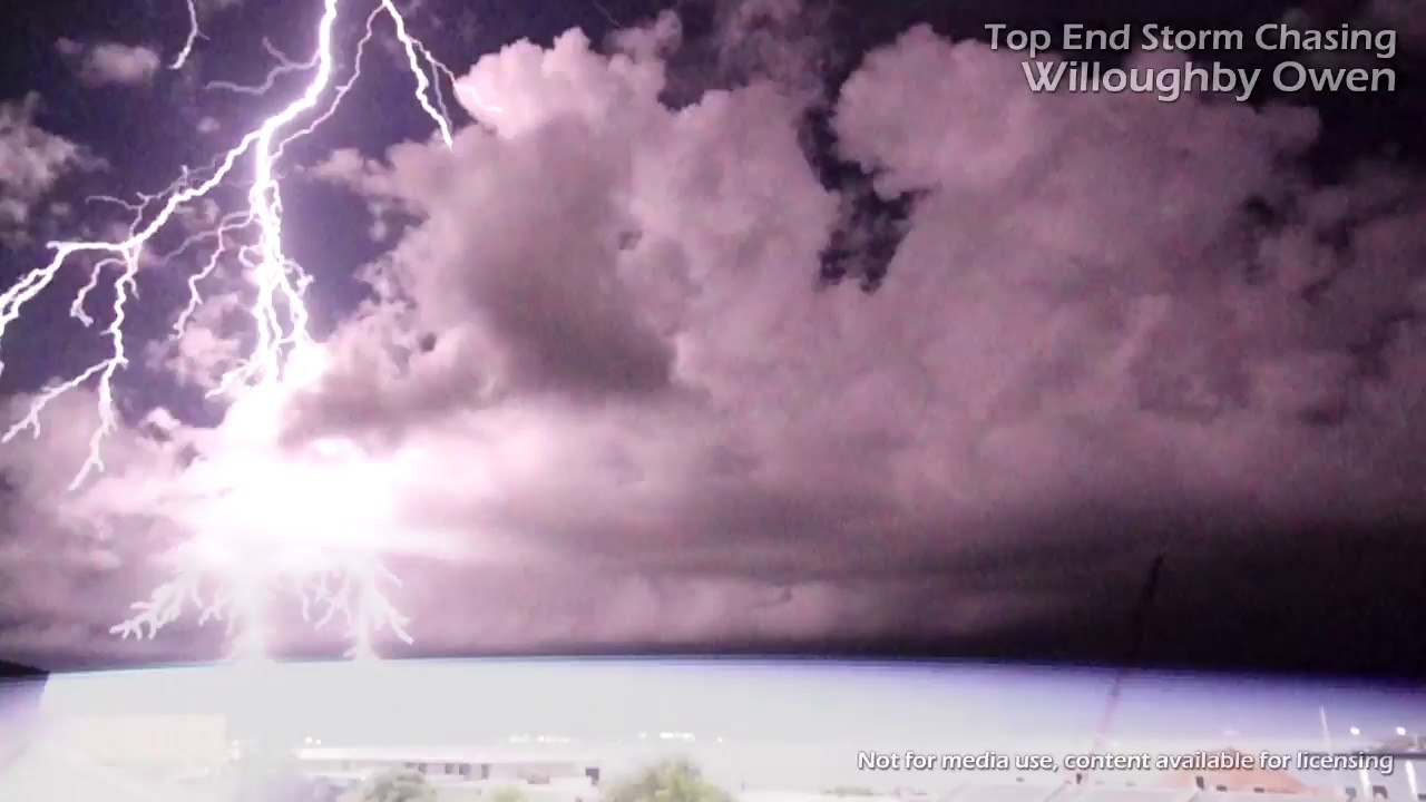 Darwin slow-motion lightning strike - YouTube