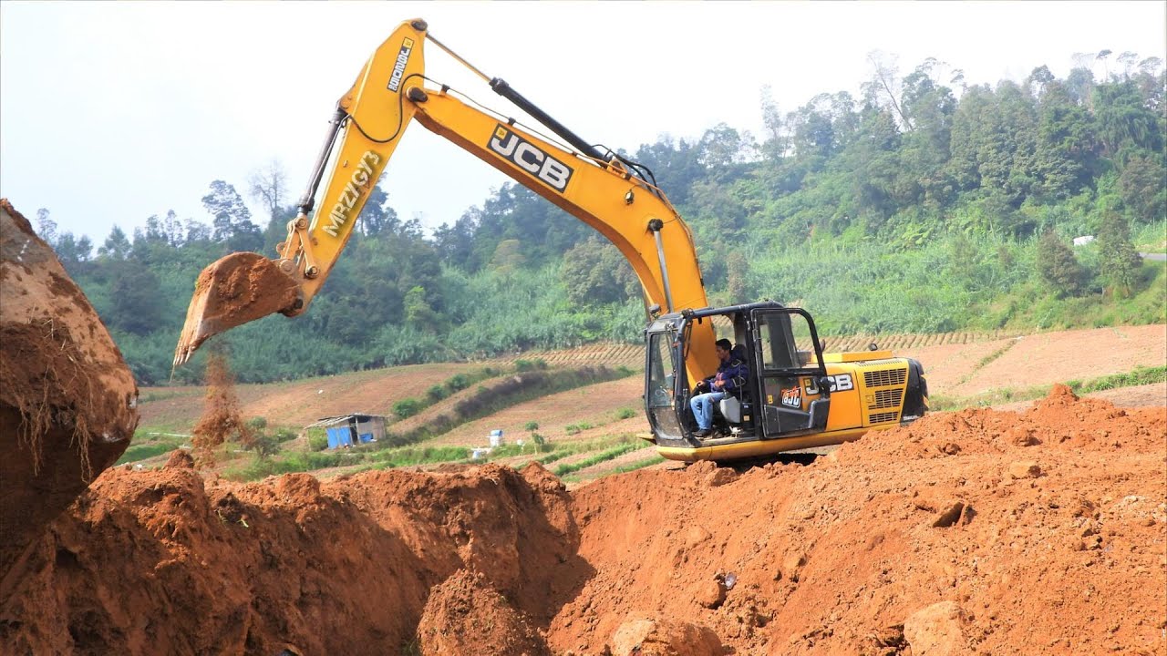 JCB JS205 Excavator Digging Tilling Dirt - YouTube