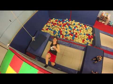 İnsanlar Tramplen üzerinde Zıplayan Eğlenceler
