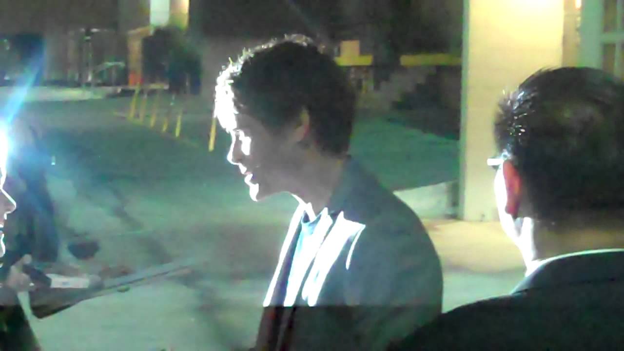 rob lowe meeting and greeting fans in hollywood 10 12 11 - YouTube