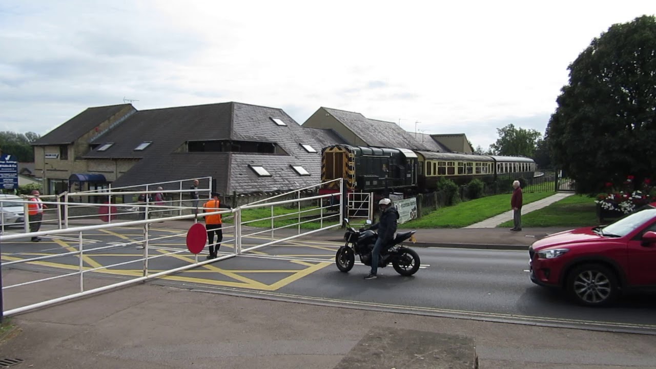 Lydney Town Level Crossing 15/09/2018 - YouTube
