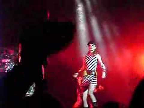 garbage live 2005 run baby run - YouTube