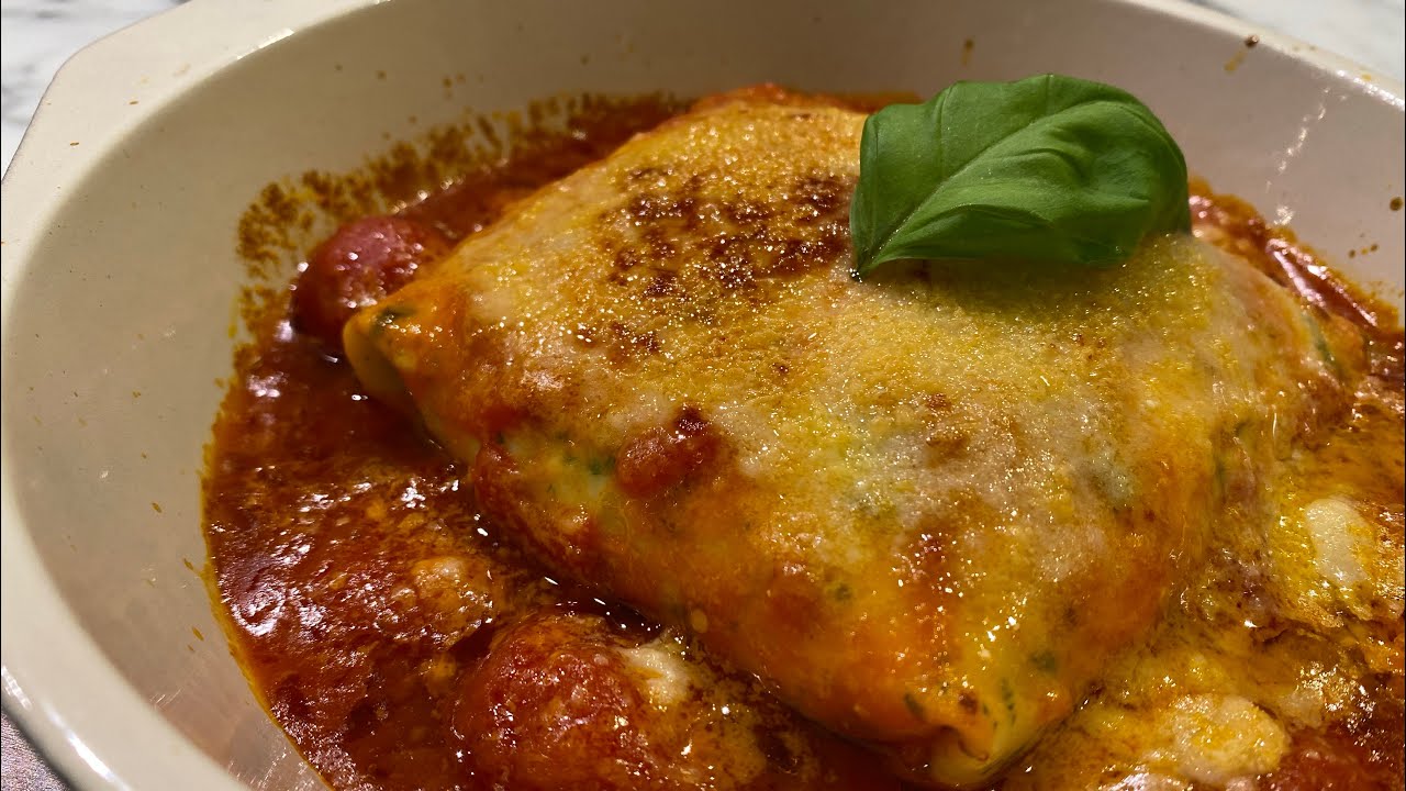CRESPELLE RICOTTA E SPINACI . Savoury pancakes with ricotta , spinach ...