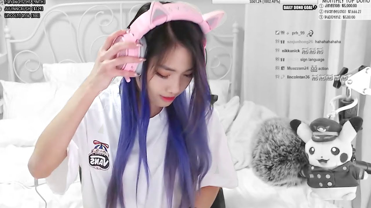 Girl Streamer Tries To Act Sexy And This Happened.. - YouTube