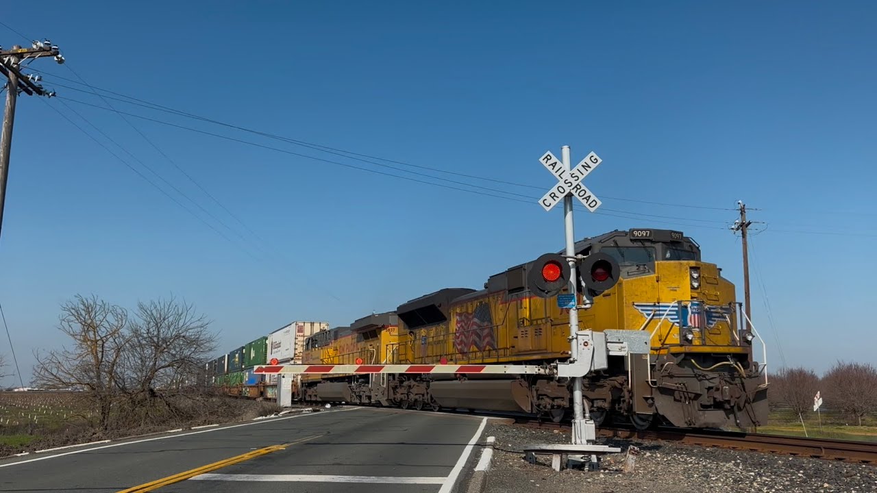 UP 5938 Z-Train Intermodal North - N. Davis Road Railroad Crossing, Stockton CA - YouTube