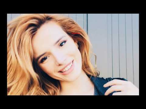 BELLA THORNE BAILANDO BIKINI AZUL SUPER SEXY HOT
