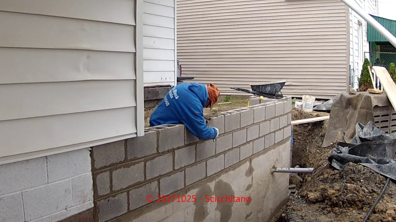 20171025 Master mason building a wall (time compressed) - YouTube