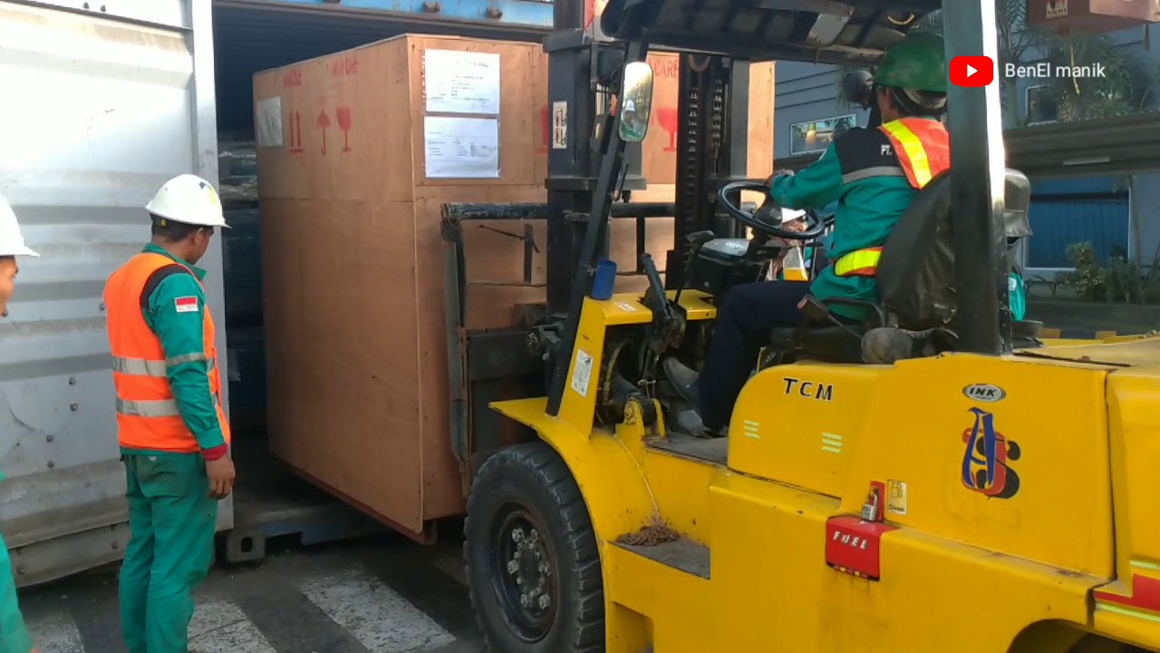 KERJA MUAT KONTAINER (container stuffing) - YouTube