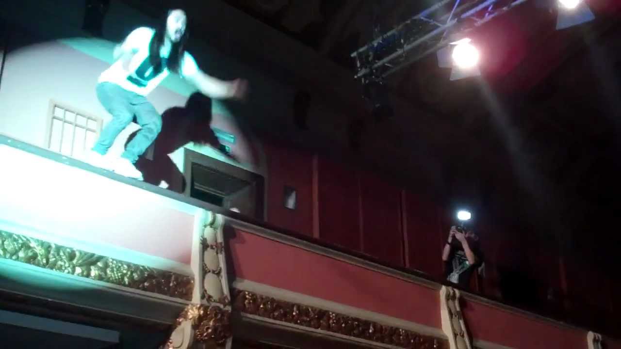 Steve Aoki Jumping from Balcony - YouTube