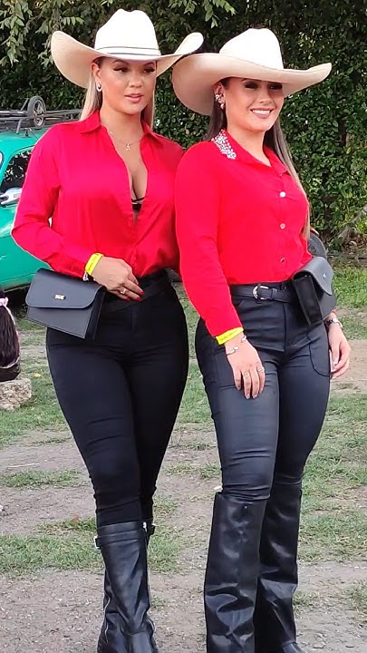 Hermosas mujeres en Cabalgata ROLDANILLO 2024 #womens #horse #stunning - YouTube