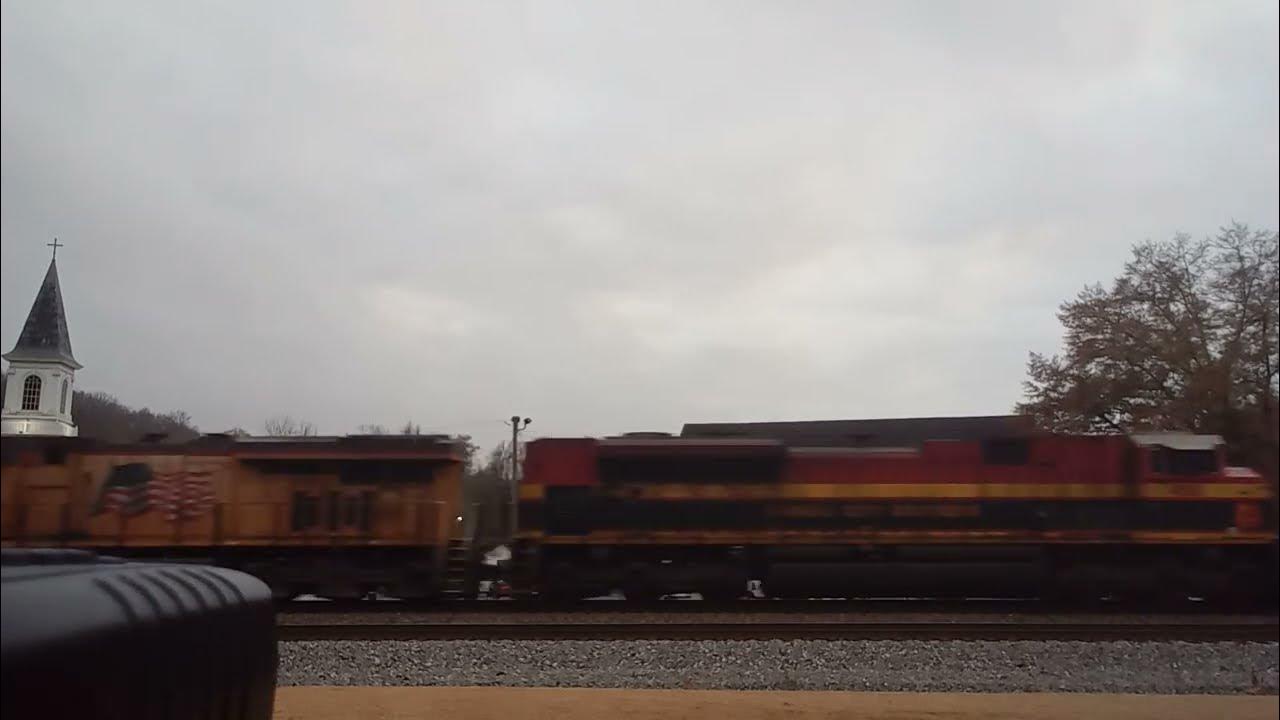 UP 7829 Leads 26C Through Lindale - YouTube