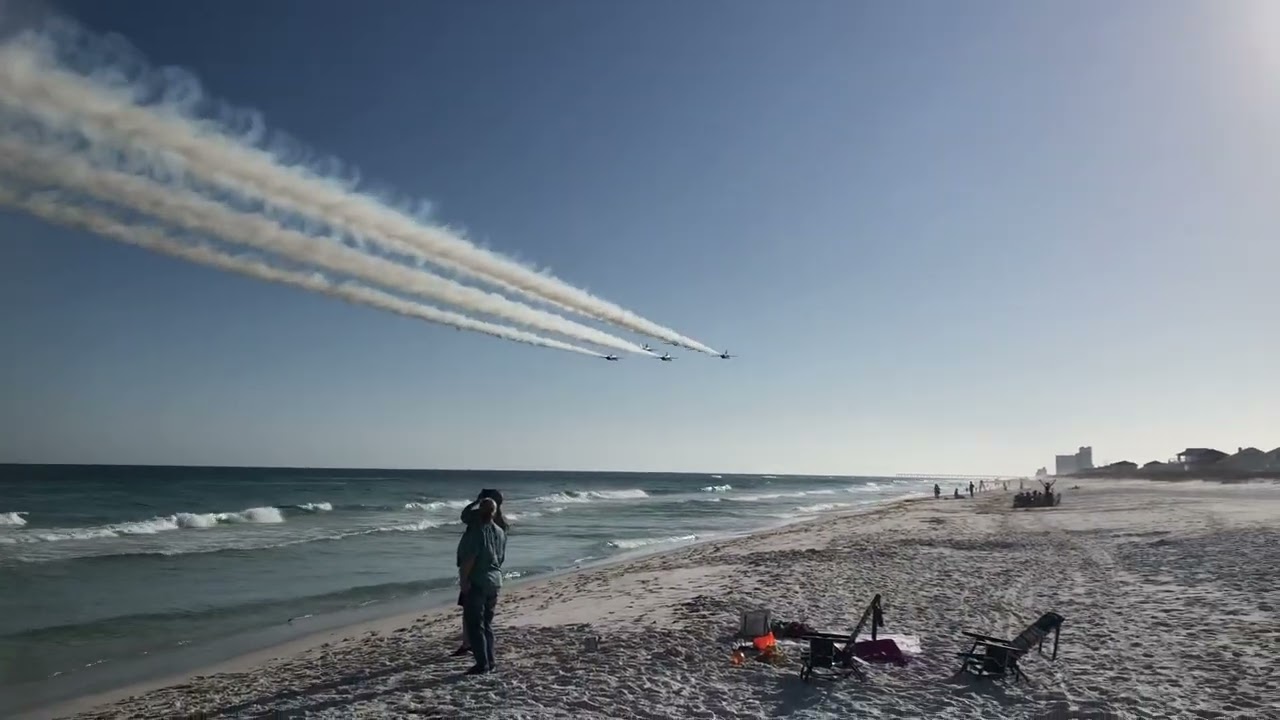Blue Angels returning home to Pensacola and smoking the beach - YouTube