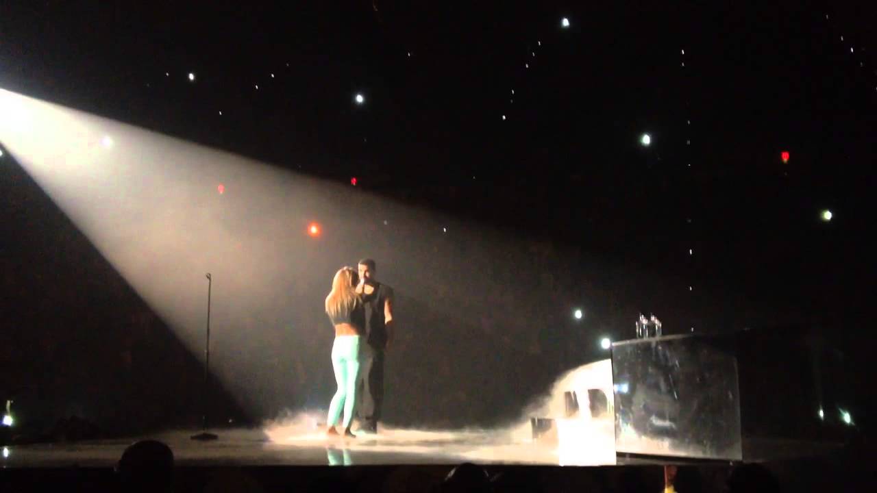 Drake Brings Female Fan On Stage In Connecticut And Sings "Hold On, We ...
