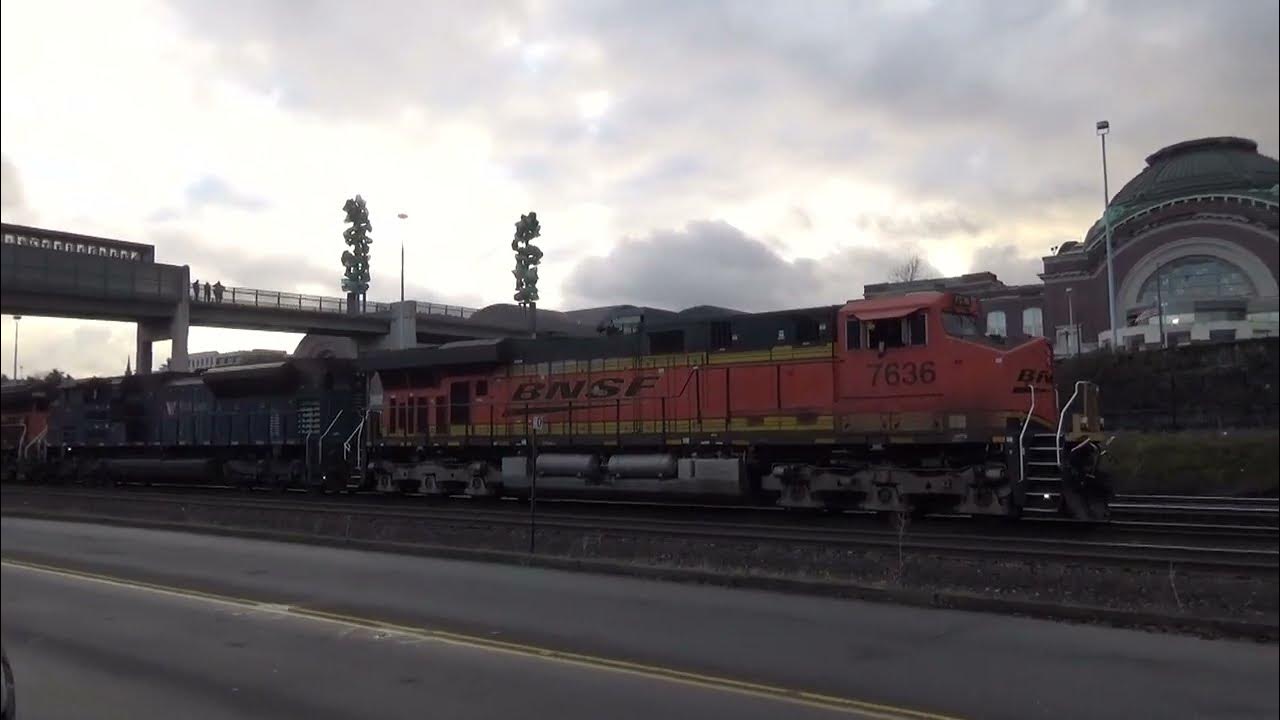 (Southbound) BNSF Priority Manifest Train departs 21ST Street. Happy BNSF Train Crew 😀. - YouTube