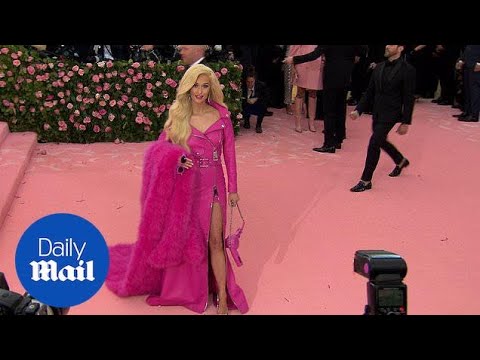 Kacey Musgraves goes Barbie on red carpet at the Met Gala - YouTube