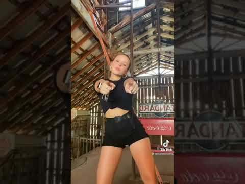 Larissa Manuela rebolando