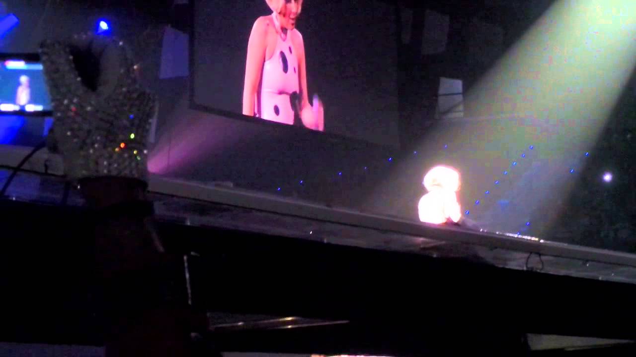 Lady Gaga's #artRave Vienna 2014 "Paparazzi+DWUW+What's Up" - YouTube