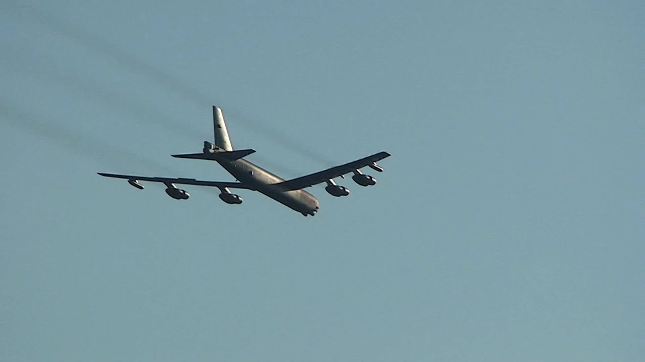 USAF B-52 (Buff) flyby at ILA Berlin 2012 - YouTube