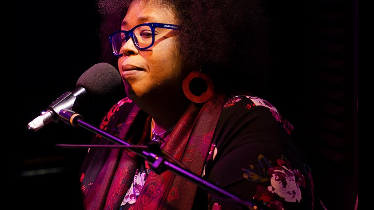 Lilli Lewis performs Woodstock - YouTube