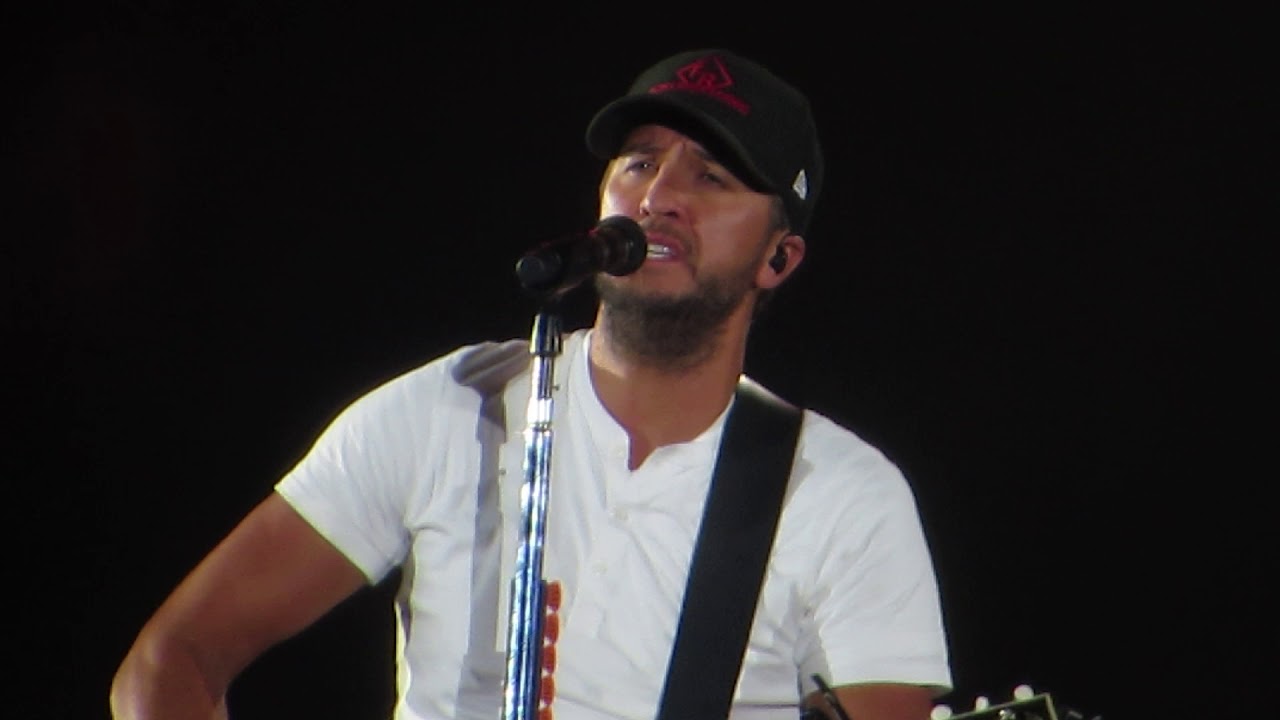Luke Bryan singing Drink a Beer in Concert at Fenway Park 7/6/18 - YouTube