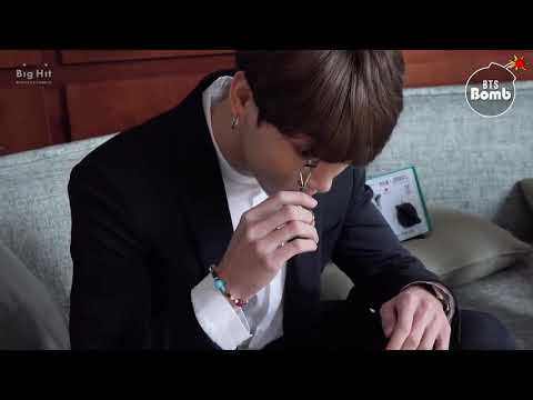Jungkookun kirpik kıvırma aleti kullanısı
