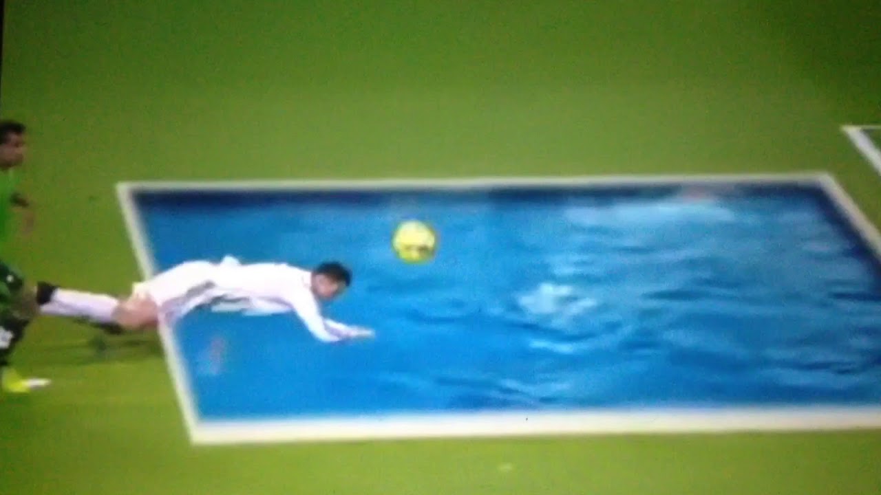 Cristiano Ronaldo swimming pool vine - YouTube