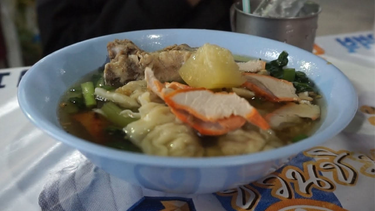 Bami mu Daeng noodle soup in Phuket | Thai Street Food - YouTube