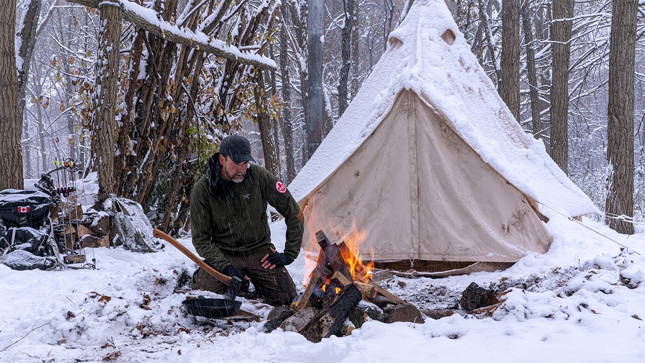 SOLO BUSHCRAFT WINTER CAMP - Cooking over a FIRE in WET, HEAVY SNOW ...