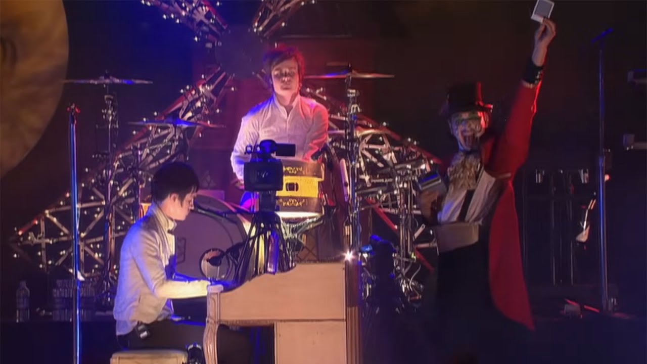 Panic! At The Disco - Lying Is the Most Fun a Girl Can Have... (LIVE IN ...