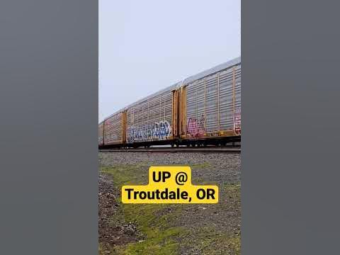 UP 7456 leads an eastbound manifest - Troutdale, Oregon - YouTube