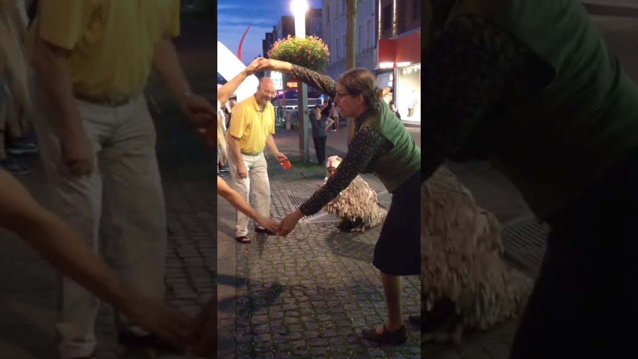 Frau Huber und ihr Huhn - YouTube