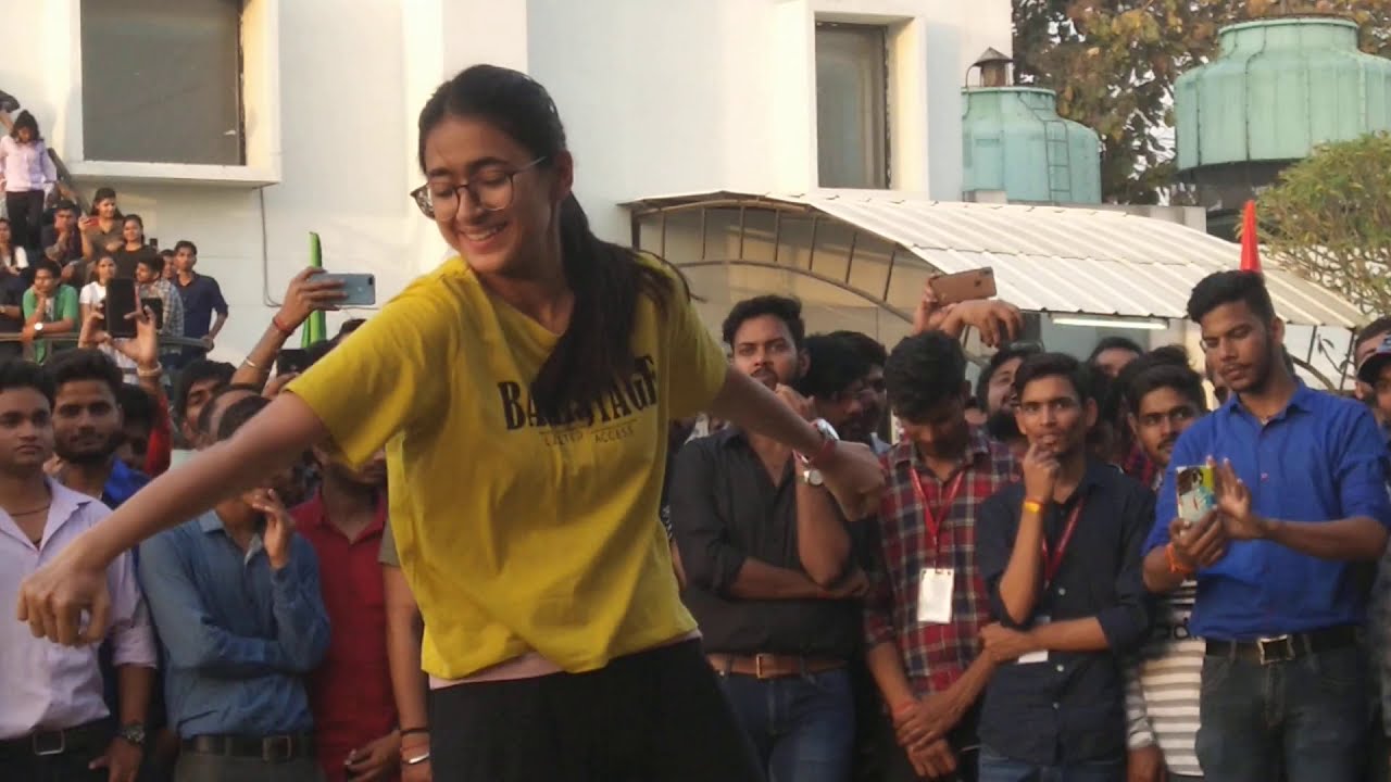 Girl dance move make the crowd crazy | She is a fab dancer with cute ...