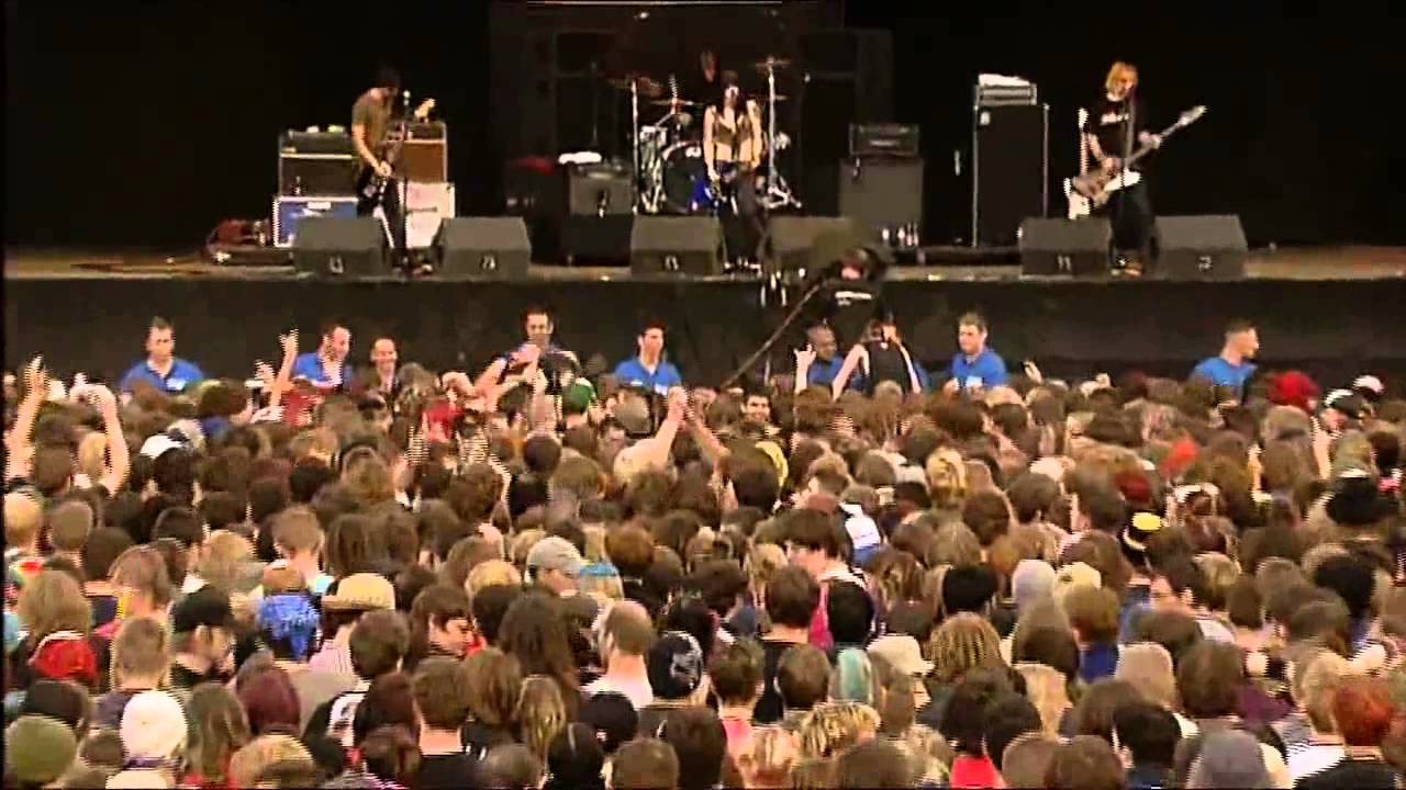 The Distillers - Beat Your Heart Out (Reading 2004) HD 720P - YouTube