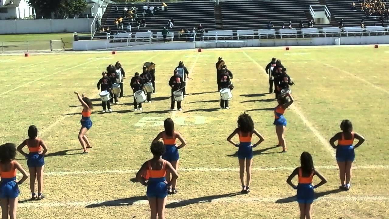 Bellevue Middle School Majorettes and Drumline - YouTube