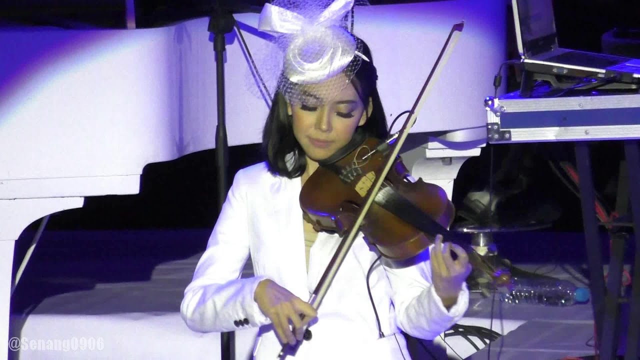 Tulus - Sewindu ~ Sepatu @ Konser Gajah Tulus [HD] - YouTube