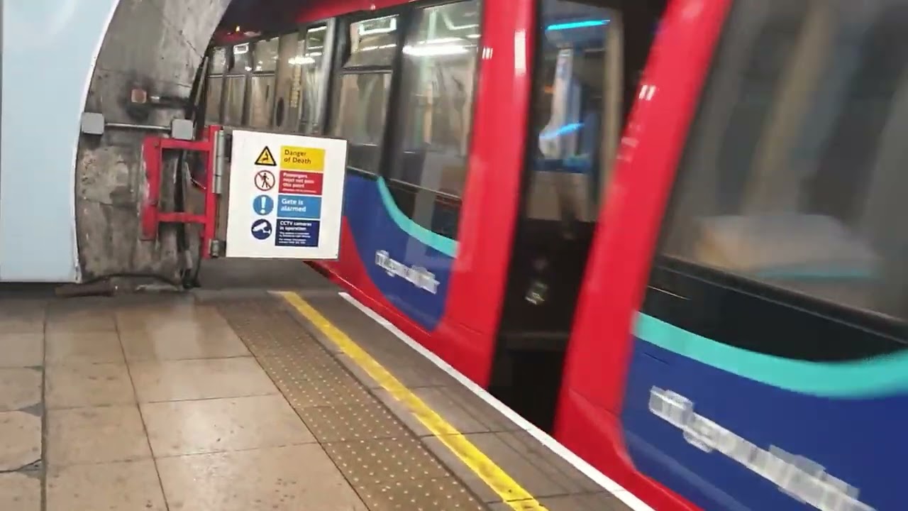 DLR B07 stock arrives at Cutty Sark - YouTube