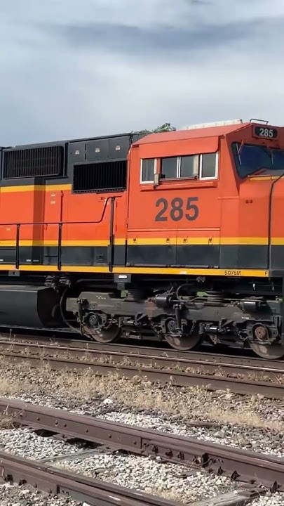 What Year is This?!?! BNSF SD75M, SD40-2 and BN Paint SD40-2 #1968 on the Q-CLOLPK!!!! - YouTube