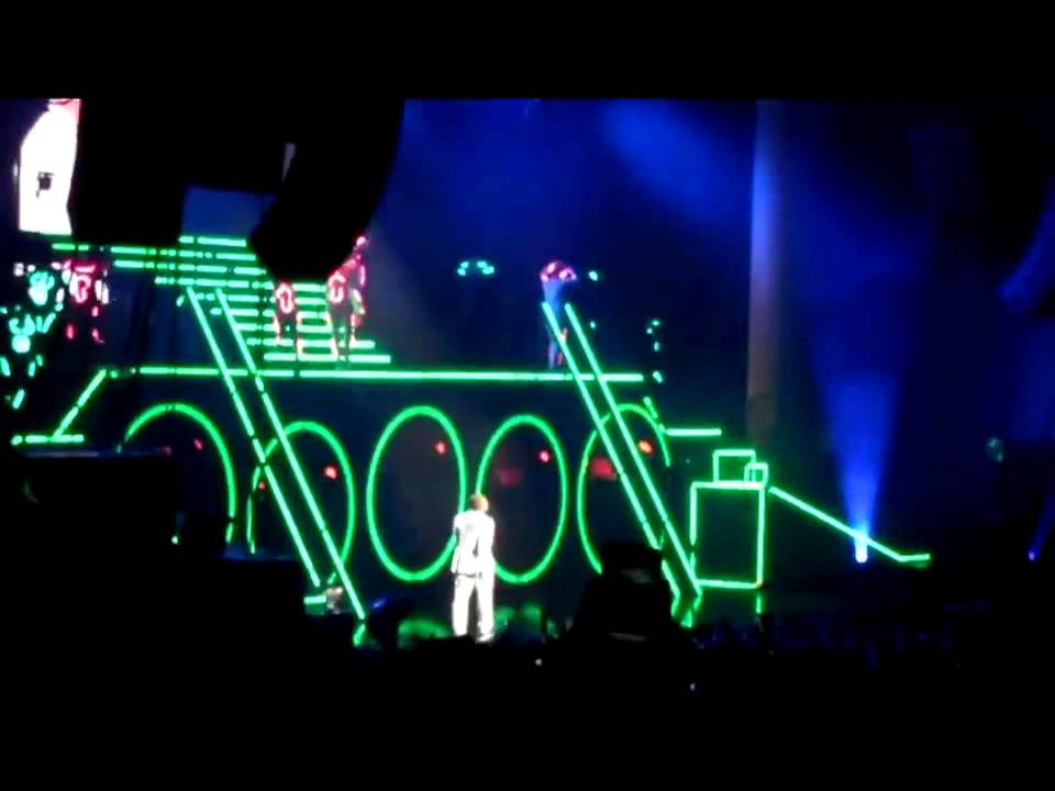 Chris Brown falls on stage!! Bust his butt and plays it off! - YouTube