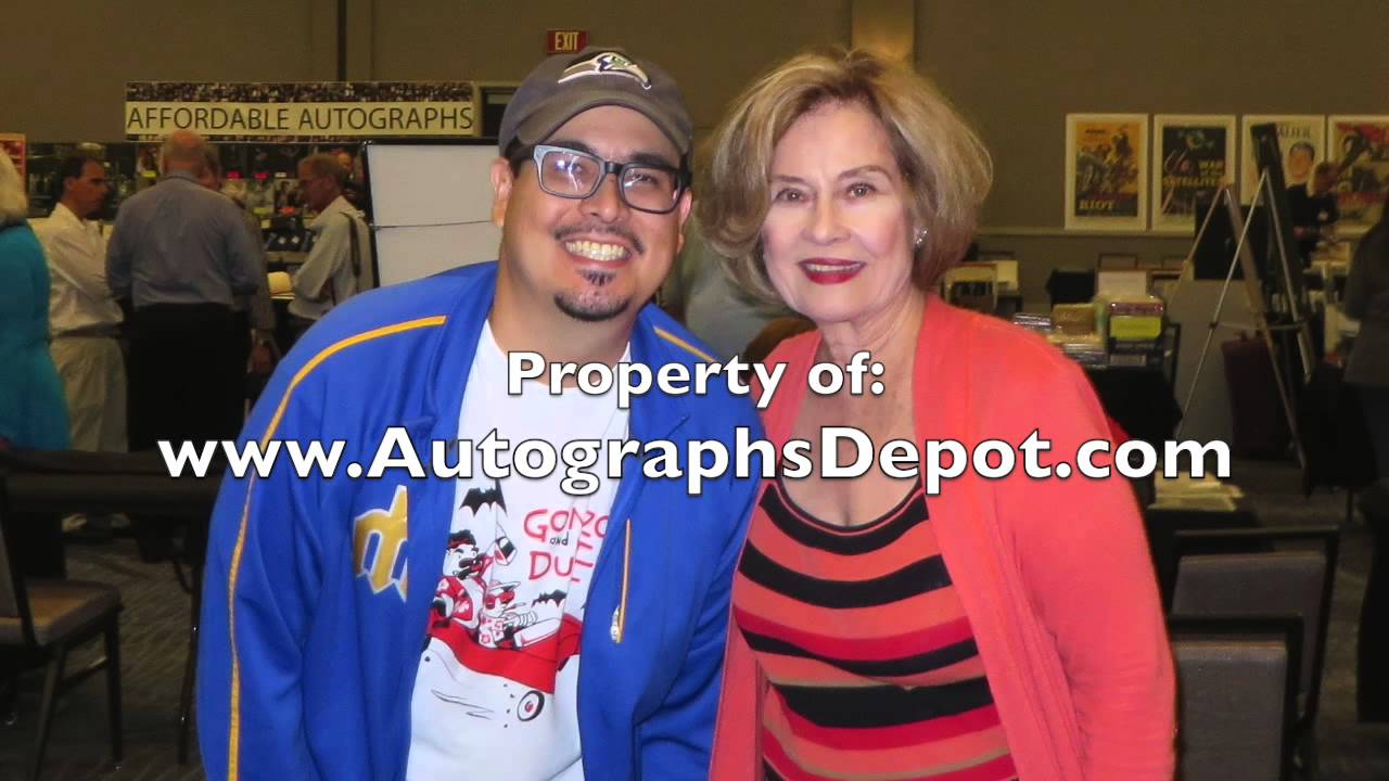 "The Silence Of The Lambs" senator Diane Baker signing autographs in ...