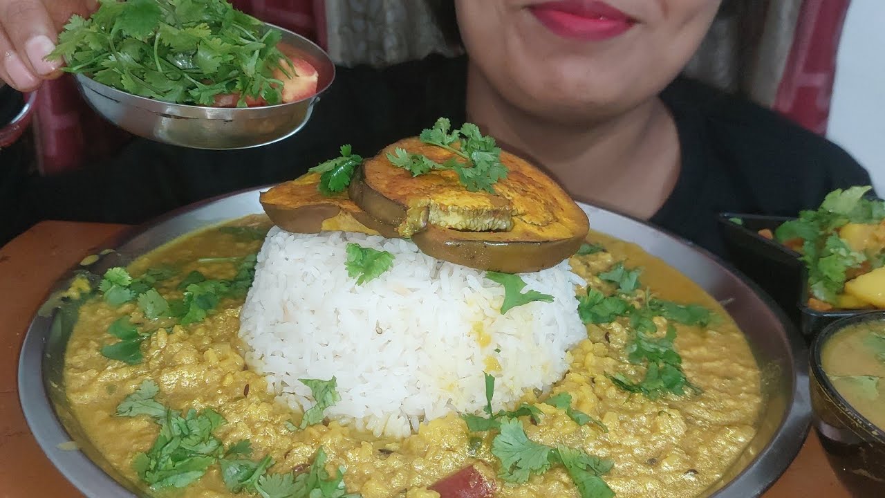 mukbang eating spicy matar gajar Dal rice 🍚 fried Bagan 😋 👌 #trending # ...