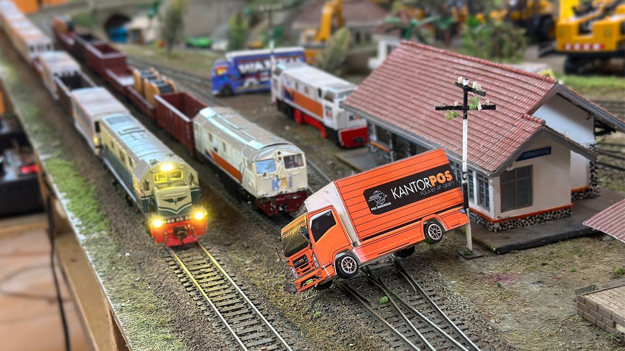 Kereta Api Cepat BB304 Anjlok Menabrak Truk Box di Depan Stasiun Jalur ...