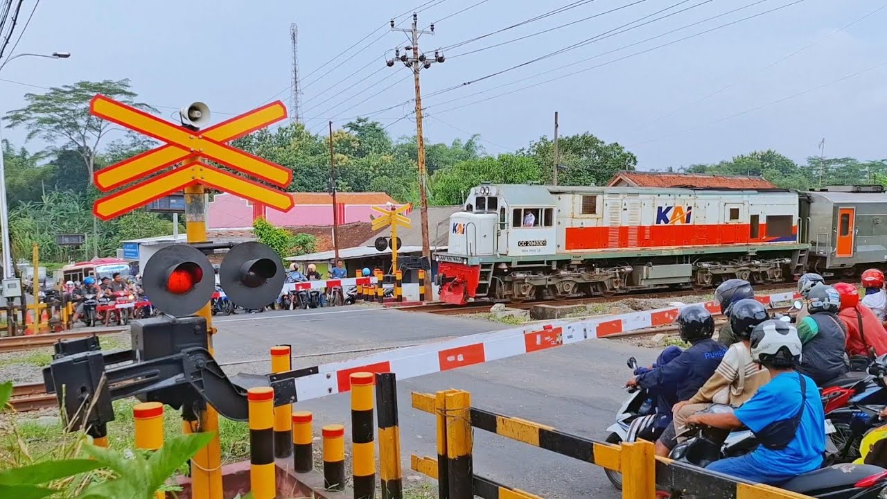 Palang pintu perlintasan kereta api || railroad crossing || ka manahan ...